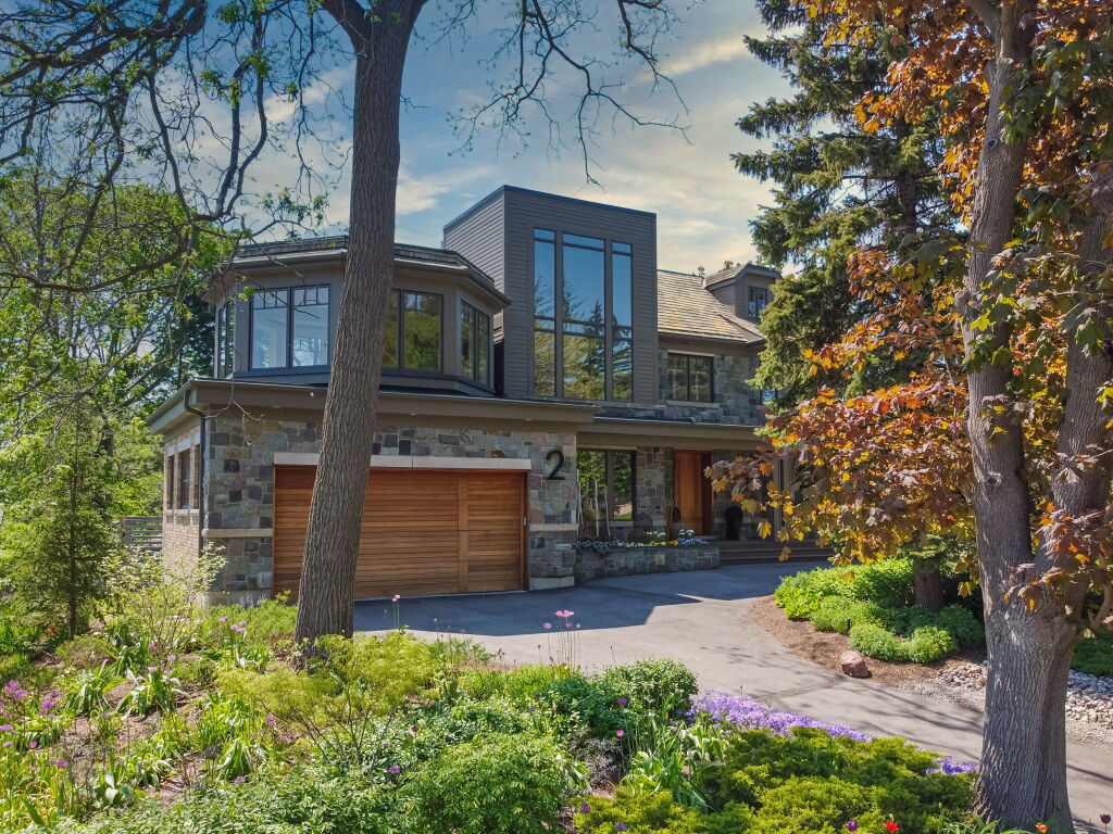 2 Brian Cliff Drive, Toronto, ON M3B 2G2